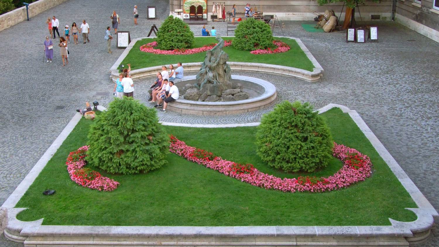 Index - Gazdaság - Most nyithat klotyót a Várban