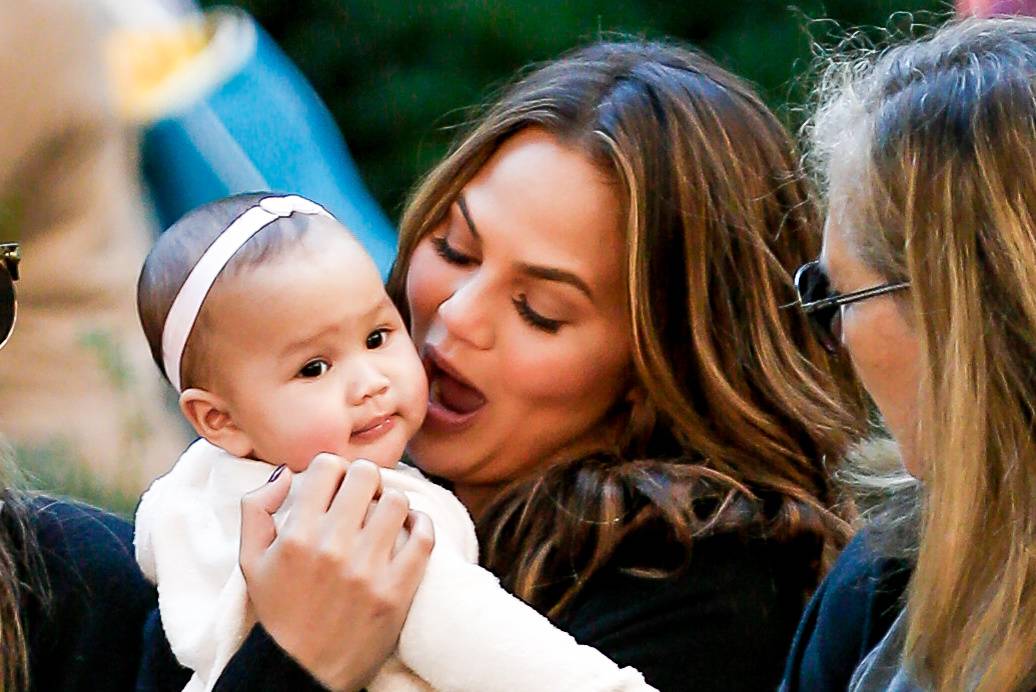 Velvet - Gumicukor - Chrissy Teigen kislánya már féléves és nagyon boldog