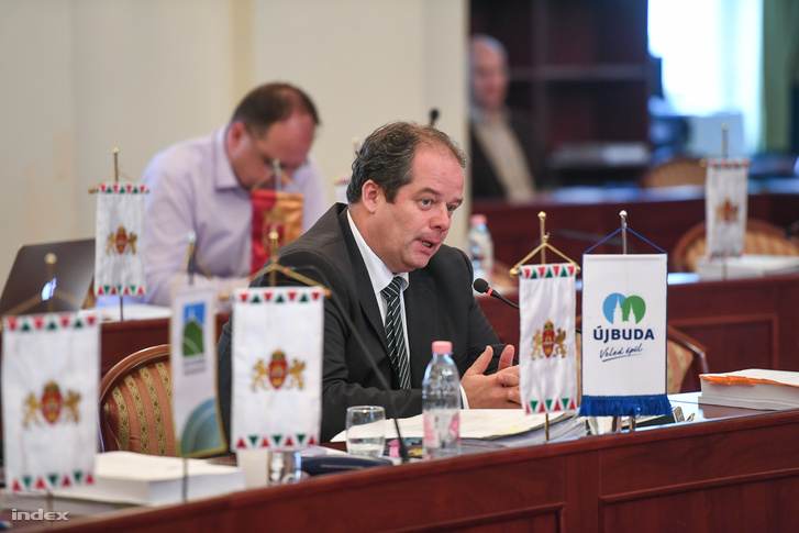 Index - Belföld - Hoffman Tamás: Arcpirító, hogy civil köntösbe bújva ...