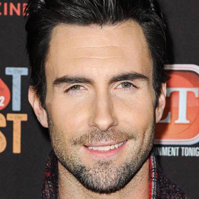 Ezt is megosztotta! Adam Levine csíkos pizsamában bontogatta az ...