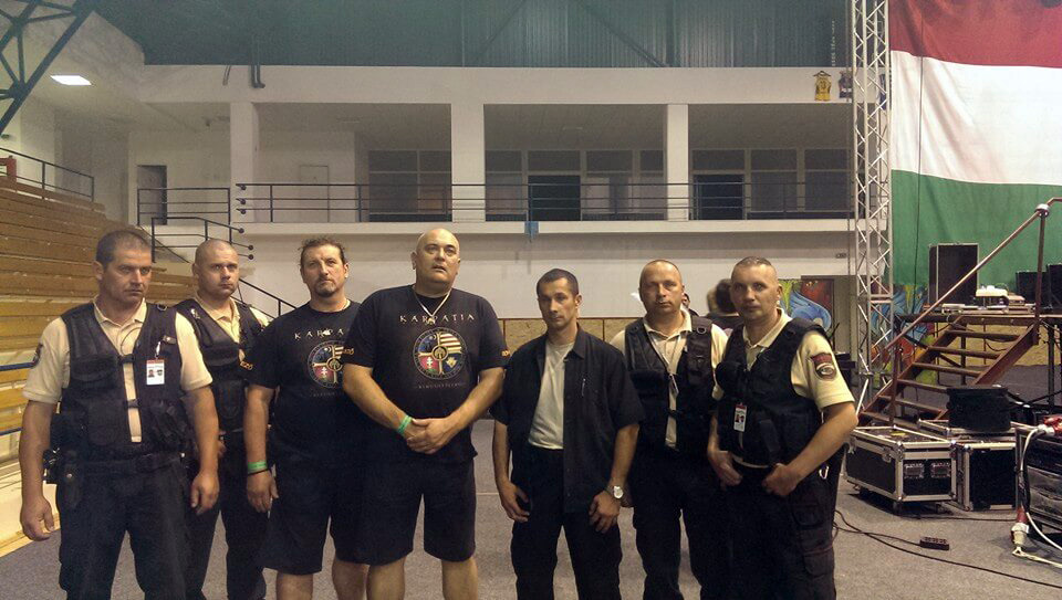 Index - Belföld - A Dakota Security vezetője vitte ki a fütyülő lányt ...