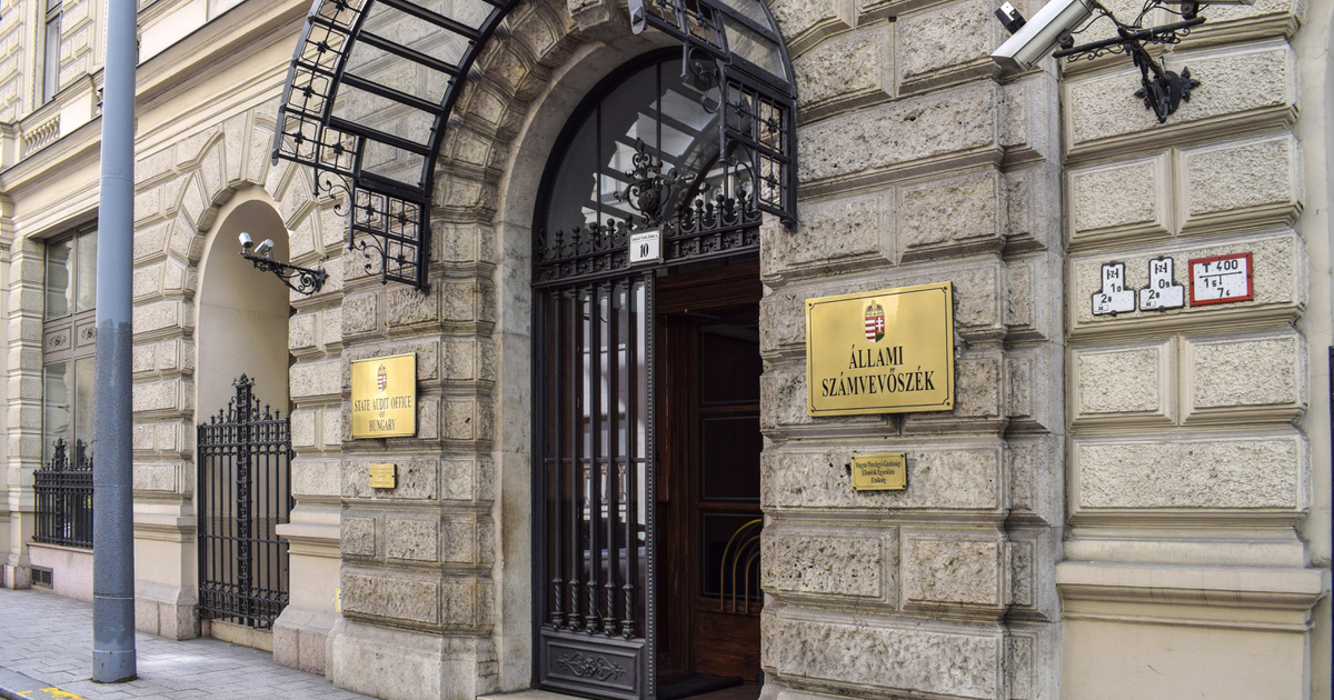 Index - Belföld - Kiosztott egy kokit és egy sallert az ÁSZ