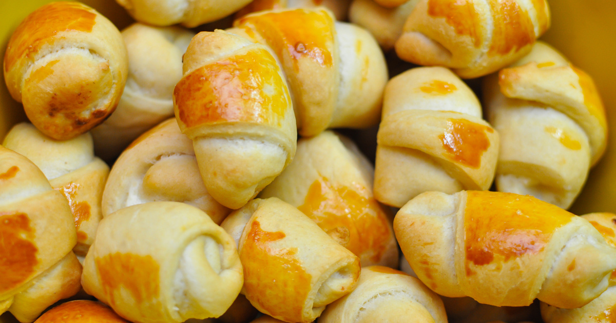 Sós kifli joghurtos tésztával: omlós tészta olvadozó sajttal a közepén ...