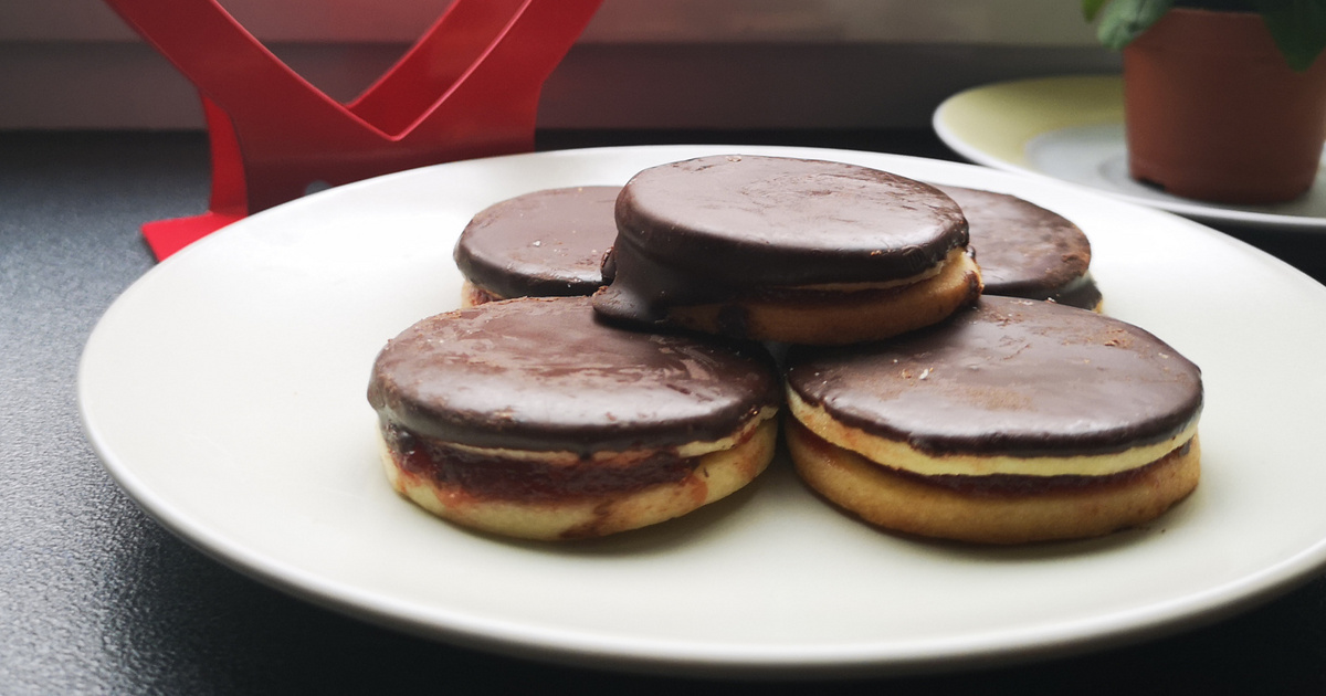 Omlós tésztájú, csupa csoki ischler: piros és sárga lekvárral is finom ...