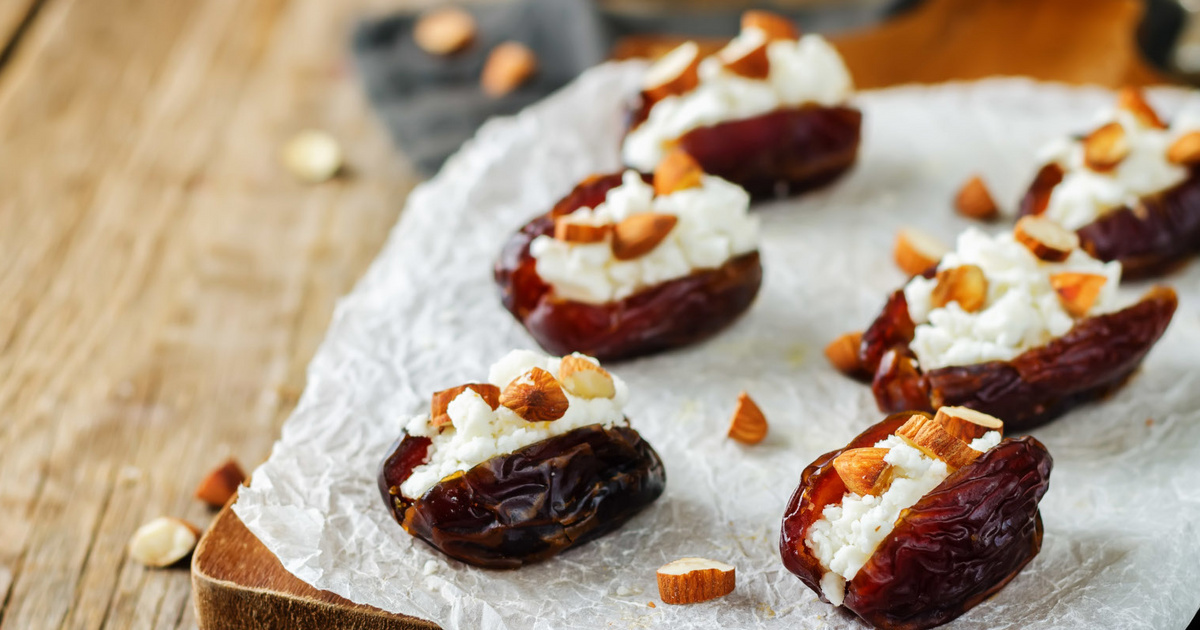 A puha, édes datolyában sós kecskesajt csücsül – Különleges partifalat ...