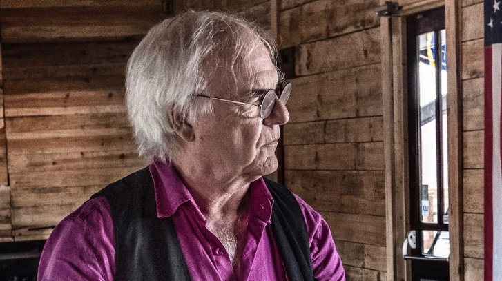 Index - Mindeközben - Elnézést kért, majd a színpadon halt meg David ...