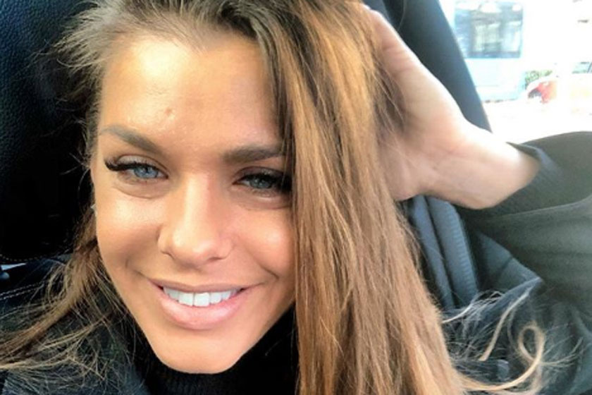 Dér Heni 25 éves húga is gyönyörű - Alexandrát meseszép ruhában ...