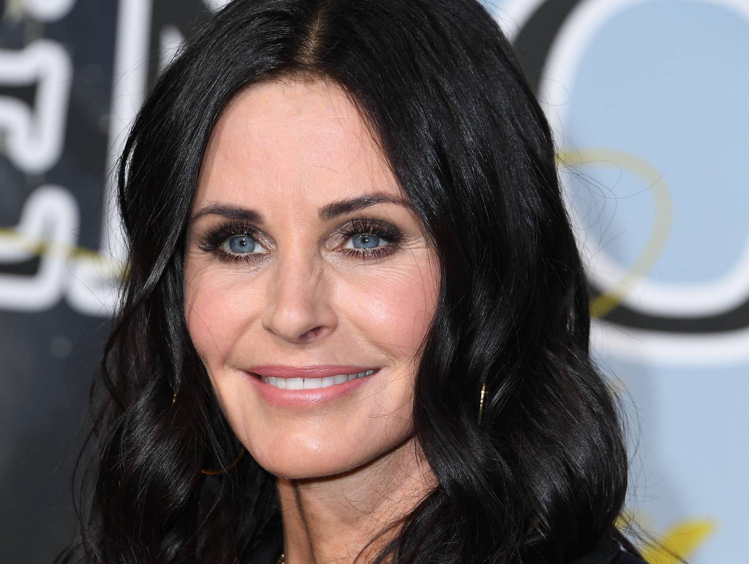 Velvet - Gumicukor - Courteney Cox bikiniben, a Baywatchot ...
