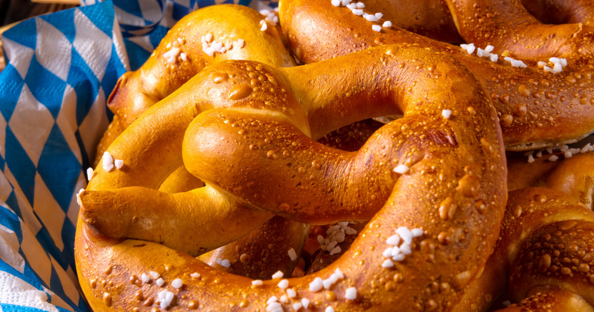 A legpuhább házi perec receptje - Tökmaggal vagy sajttal szórva is ...