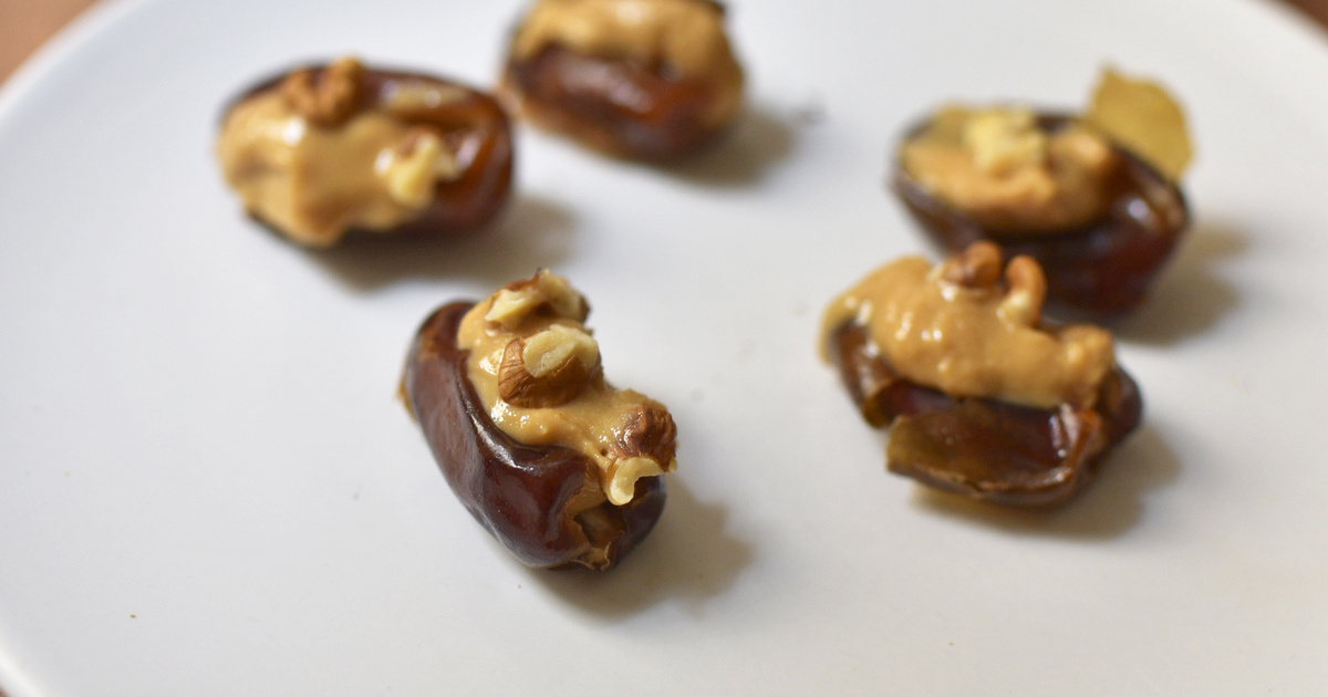 Háromperces, proteindús nassolnivaló: mogyoróvajjal, dióval töltött ...