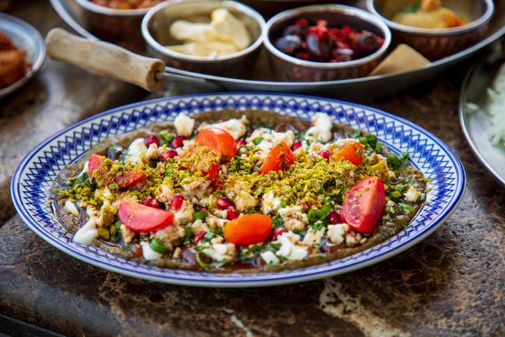 Grillezettpadlizsán-saláta csicseriborsóval és mandulaszeletekkel - Dívány