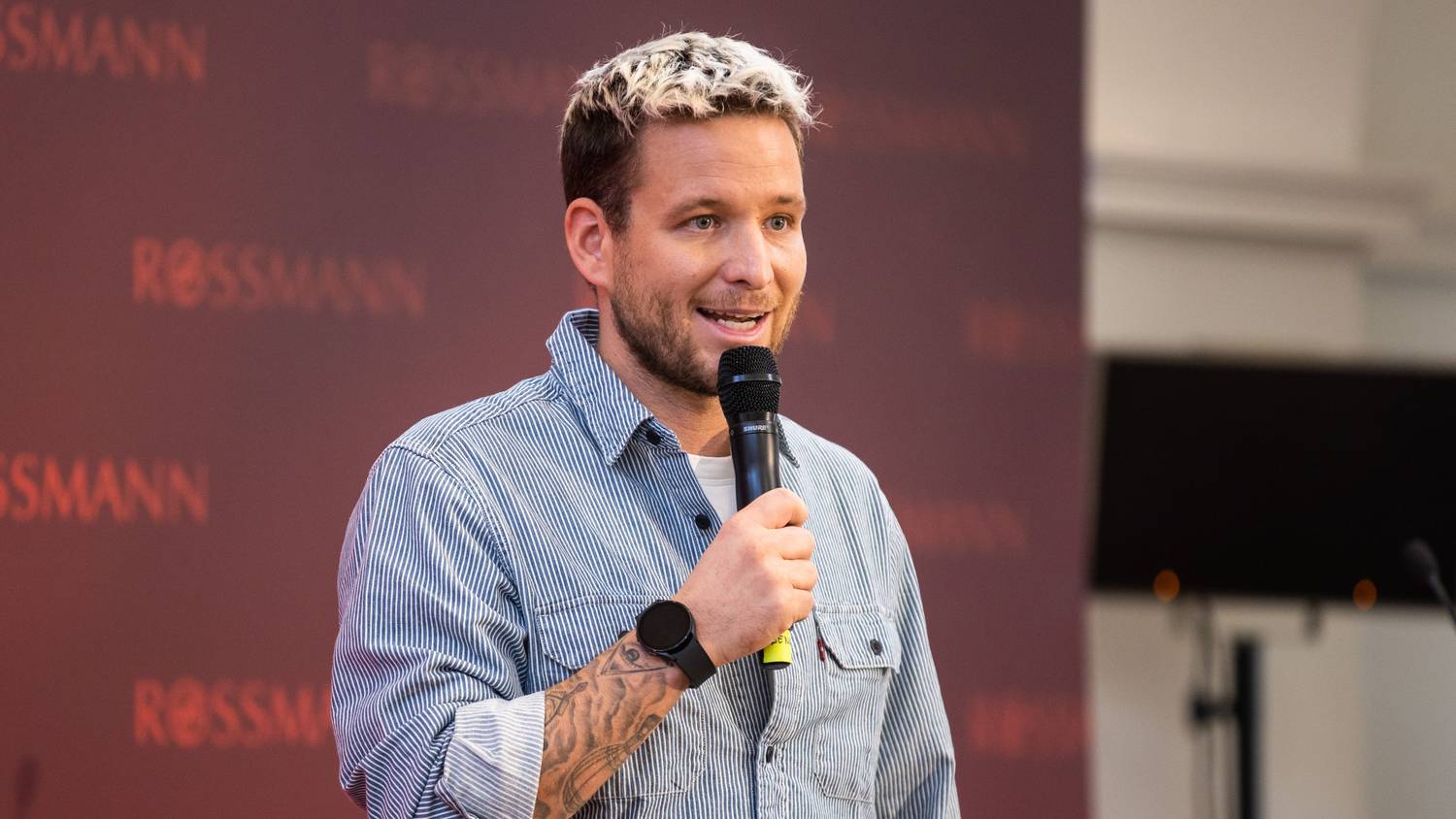 Velvet - Gumicukor - Sztárparádé a német milliárdos könyvbemutatóján ...