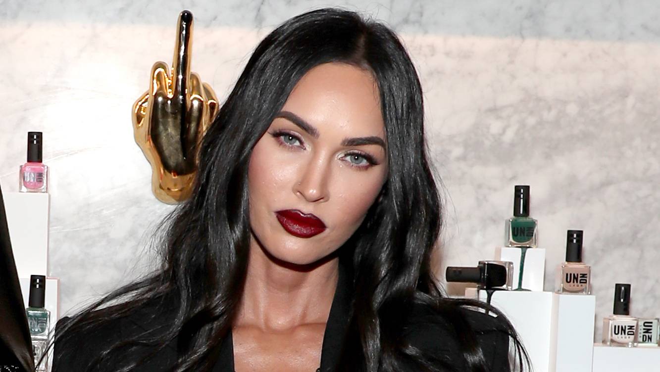 Velvet - Randi - Megan Fox szó szerint magához láncolta szerelmét