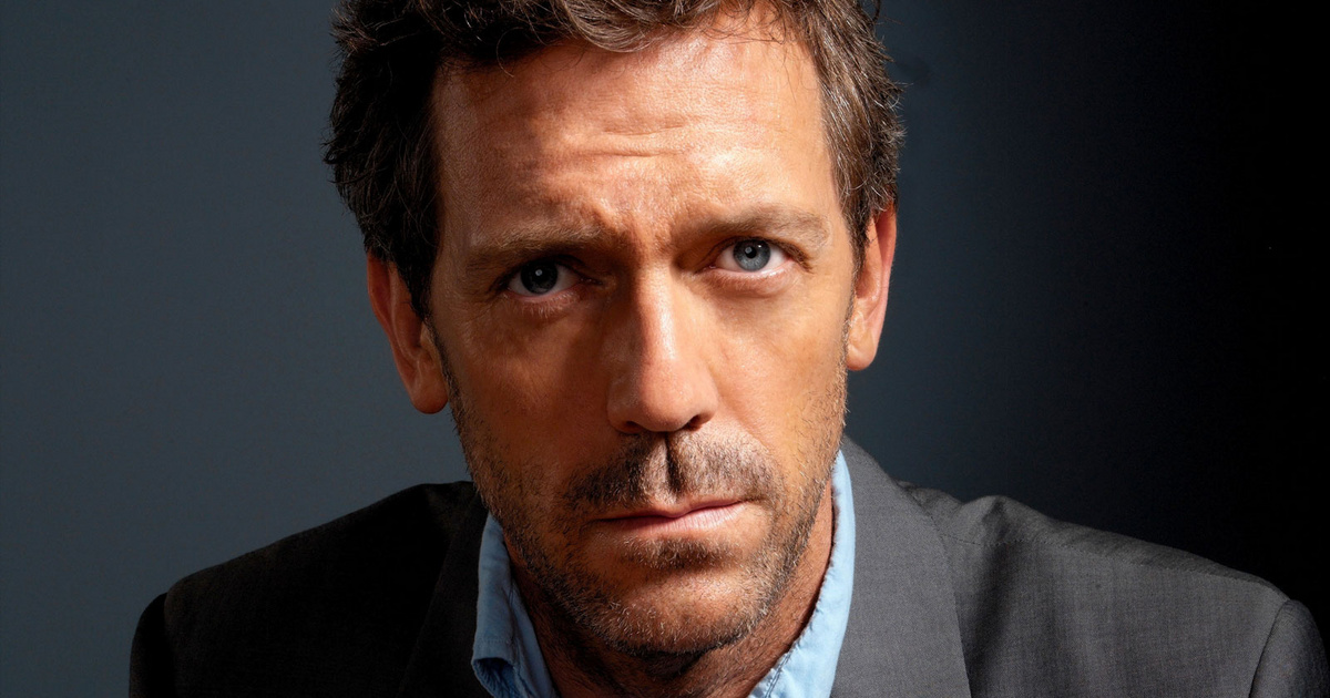 A 62 éves Hugh Laurie-ra rá se ismertünk szakállal: a Doktor House ...