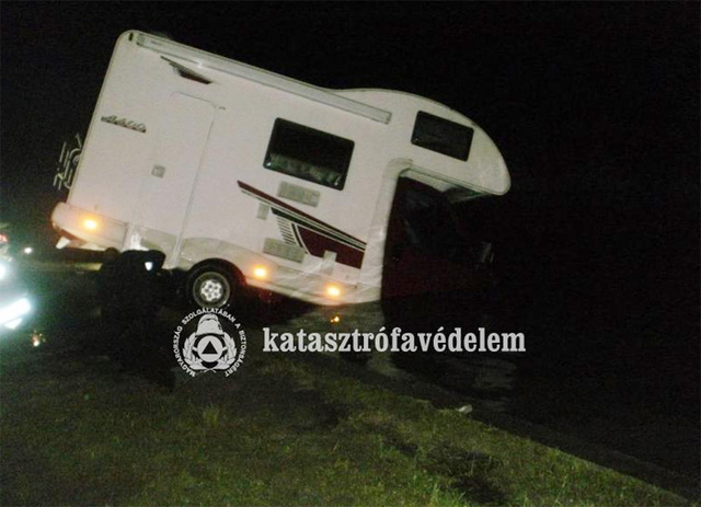 Index - Belföld - A Balatonban állt meg egy lakóautó