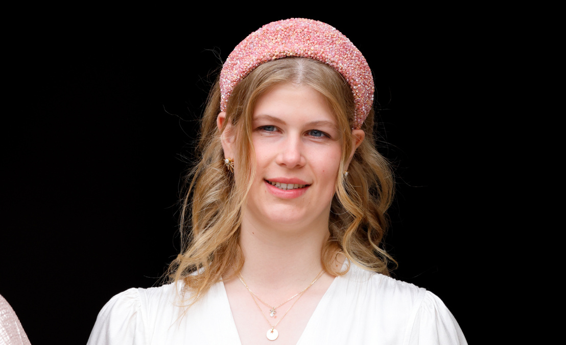 Velvet - Check-out - II. Erzsébet unokája minimálbérért dolgozik az egyetem előtt