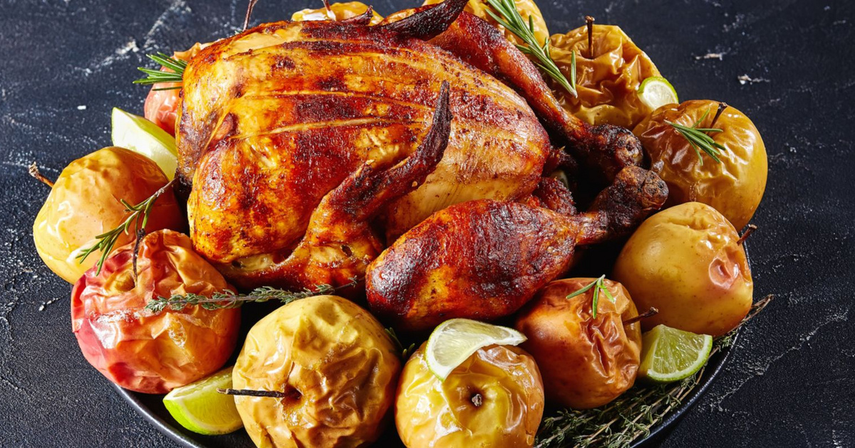 Fejedelmi, egészben sült csirke: alma is fér mellé a tepsibe - Receptek ...