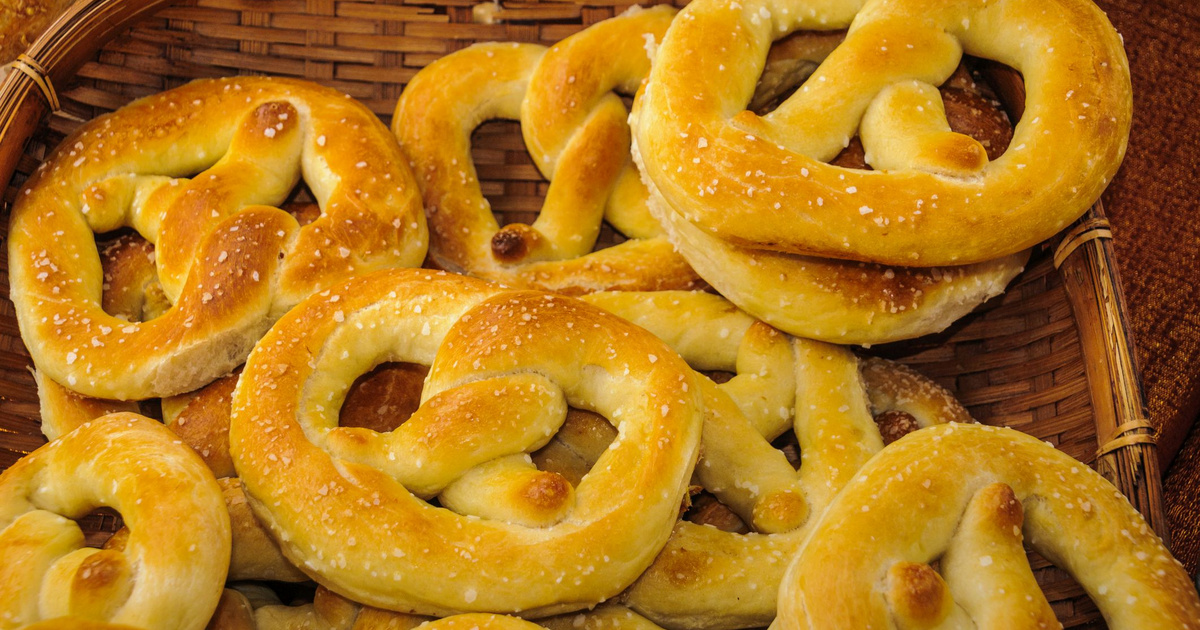 Házi perec puha kelt tésztából: egy pillanat alatt eltűnnek a tányérról ...