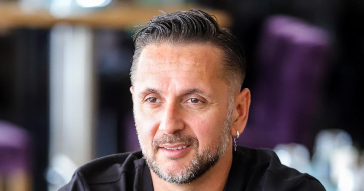 Pap Dorci mellét bámulta Majka is: köldökig kivágott ruhába bújt ...