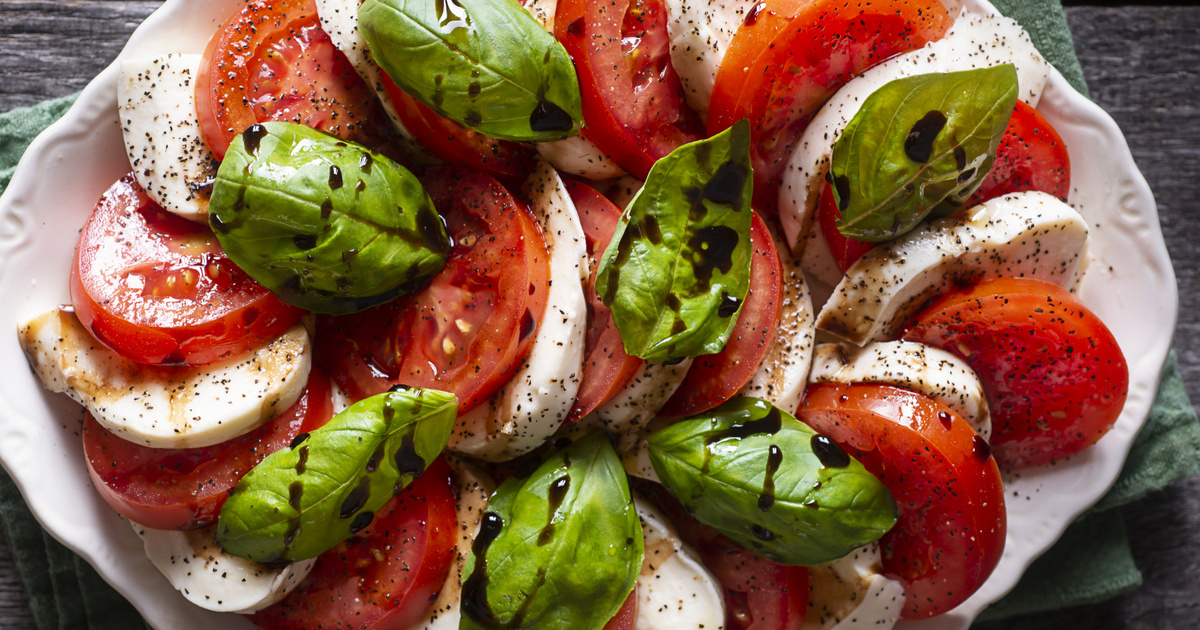 Így készül a klasszikus caprese saláta: édes paradicsomból az igazi ...