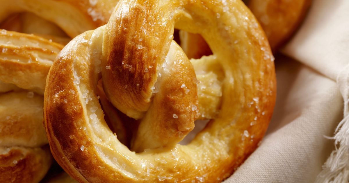 Házi sós perec egyszerű gyúrt tésztából: ezt még keleszteni sem kell ...