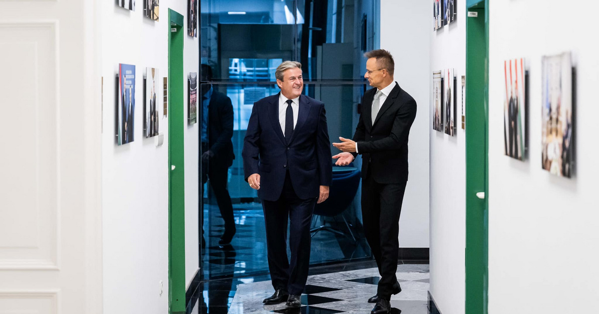 Index - Gazdaság - Szijjártó Péter kitüntetést adott át a Shell magyar ...