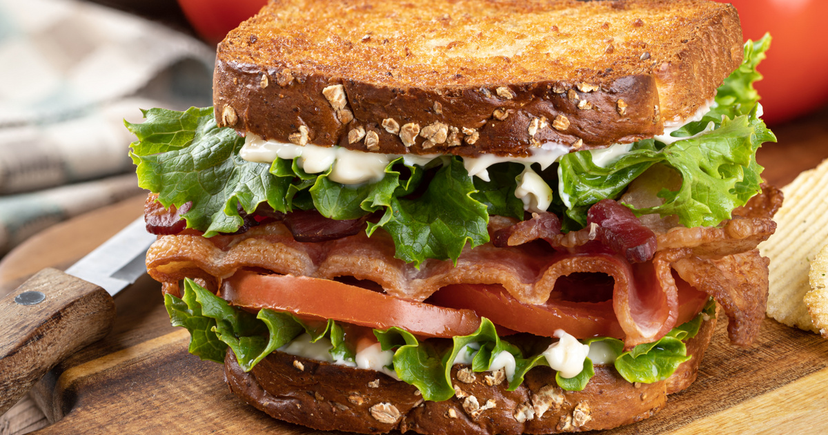 Laktató baconös szendvics, avagy BLT: felér egy ebéddel - Receptek | Sóbors