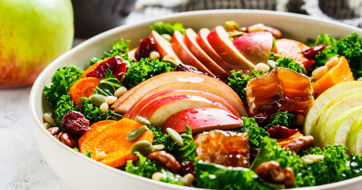 Téli saláta almával és fodros kellel: izgalmas köret gyorsan - Receptek ...