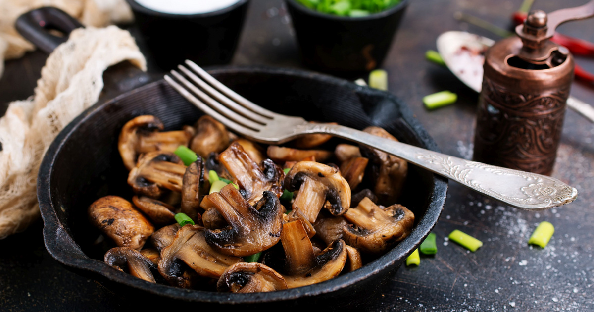 Fokhagymás gomba vajon párolva: finomabb köret, mint a krumpli - Recept ...