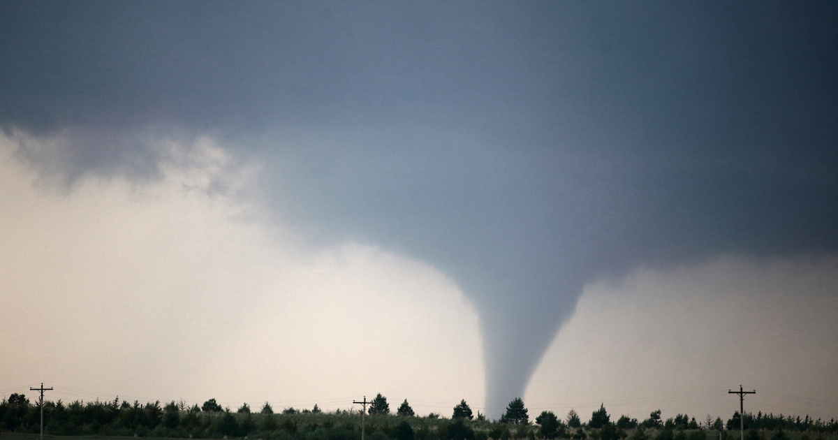 Porig rombolt egy épületet a tornádó Nebraskában: torokszorító felvétel ...