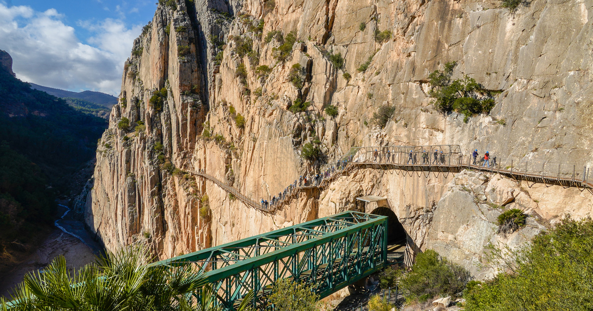 Szédítő magasságban sétálnak az emberek ezen az úton: már 120 éve ...