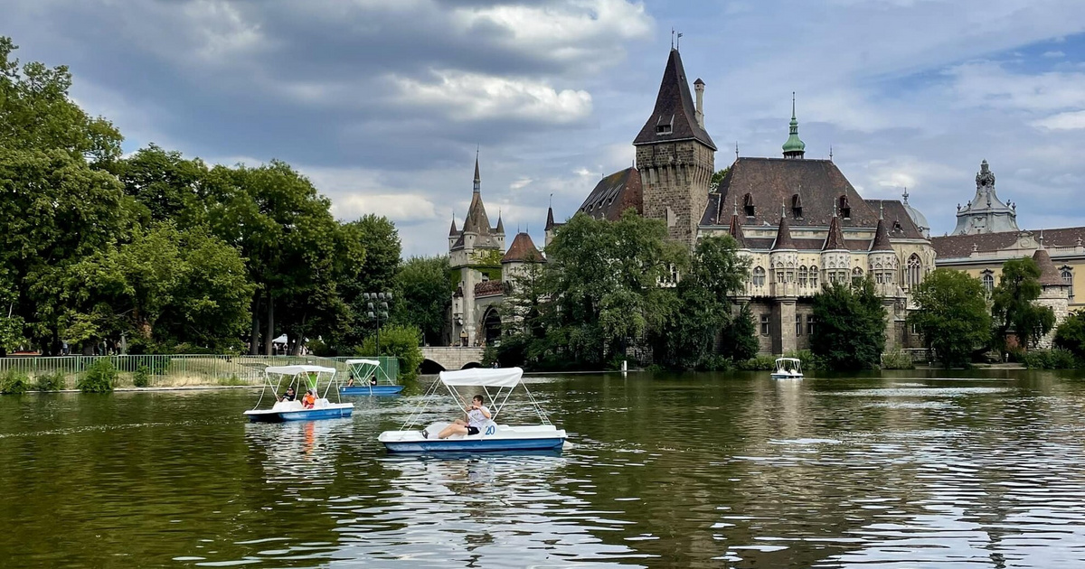 Boating season is back on at the City Park's charming lake - English ...