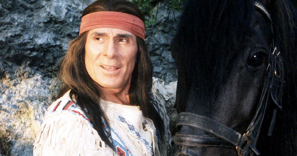 A 84 éves Gojko Mitic fiatalabb barátnőjével először mutatkozott: majd ...