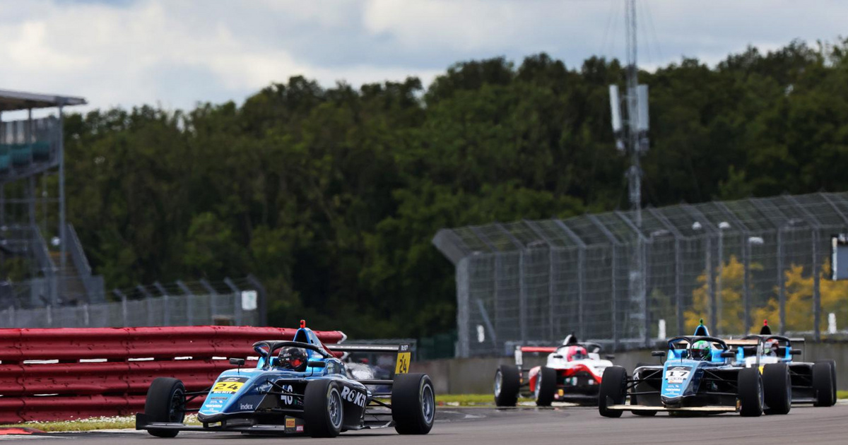 Index - Sport - Silverstone-ban is pódiumra léphetett a brit Formula–4 ...