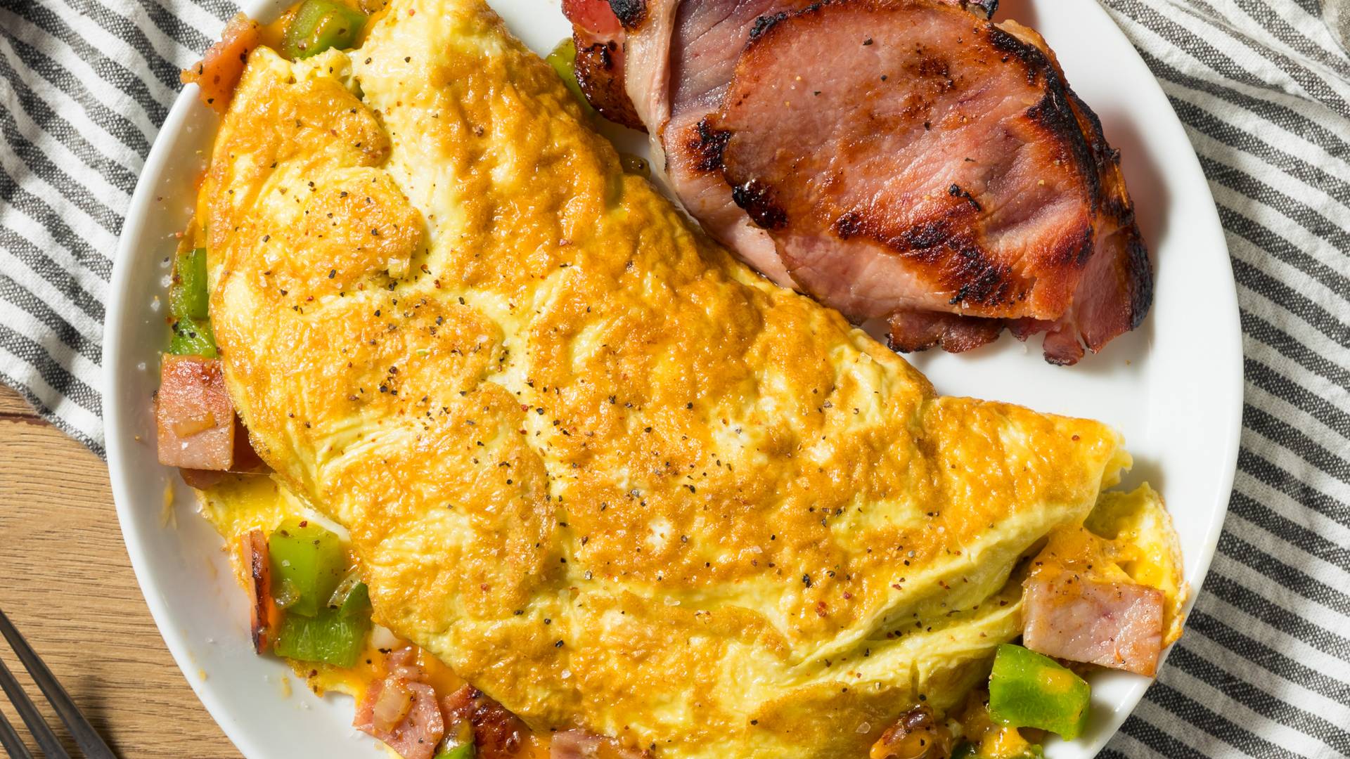 Különleges, töltött omlett: ráérős, tartalmas reggeli - Receptek | Sóbors