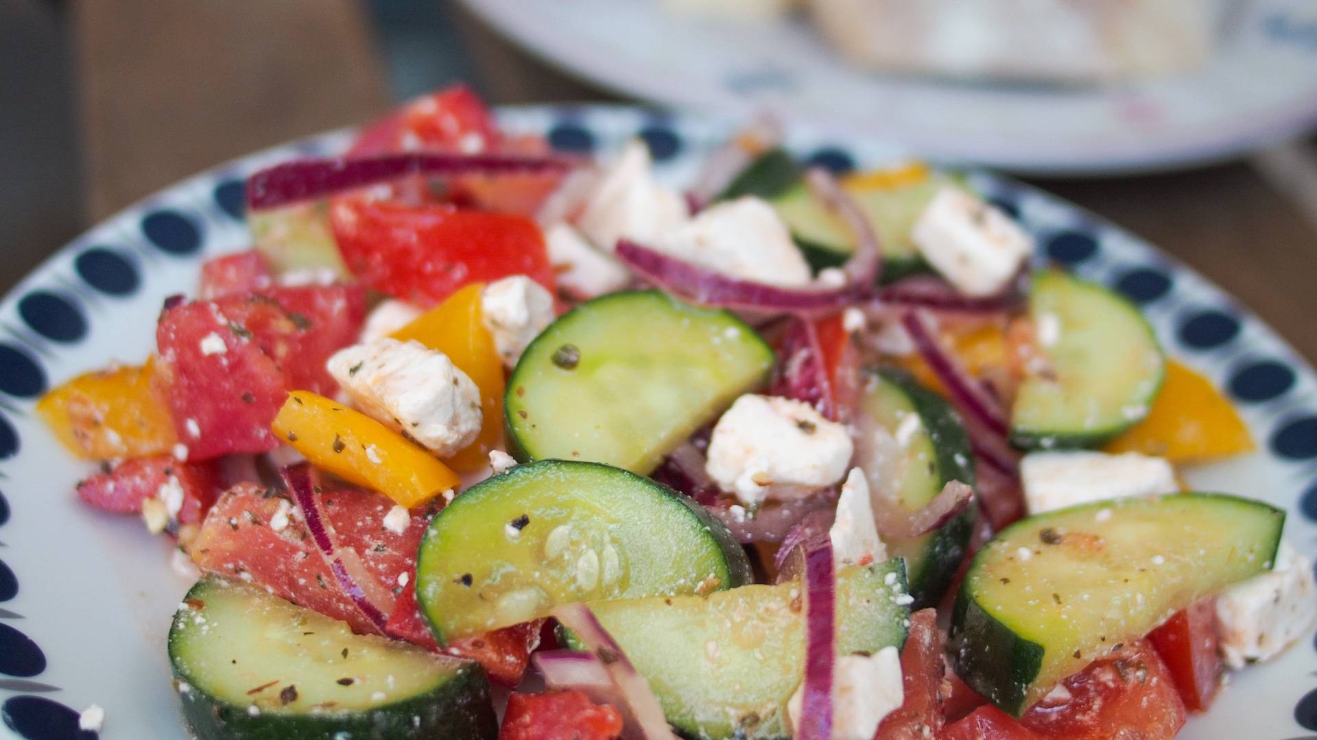 Színes saláta feta sajttal: a roppanós zöldségeket citromos öntet ...
