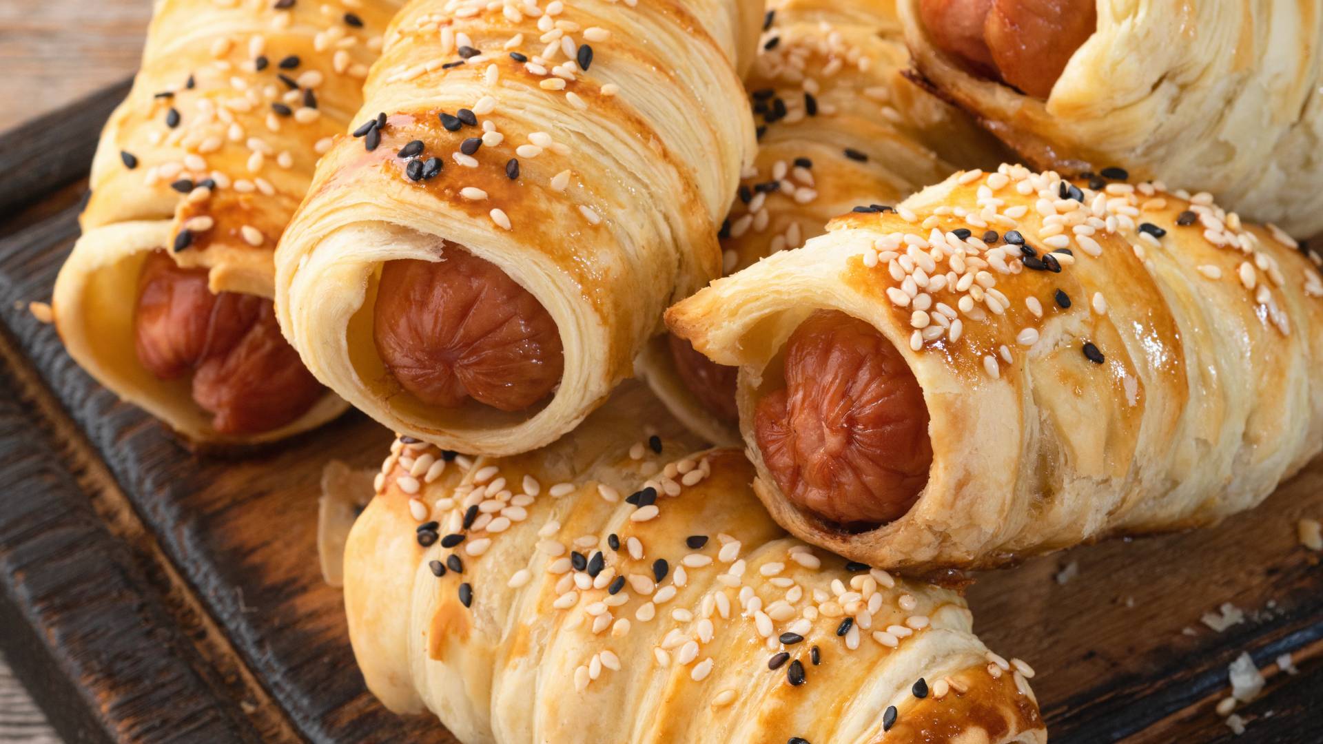 Villámgyors virslis tekercs leveles tésztából: mustárral még finomabb ...