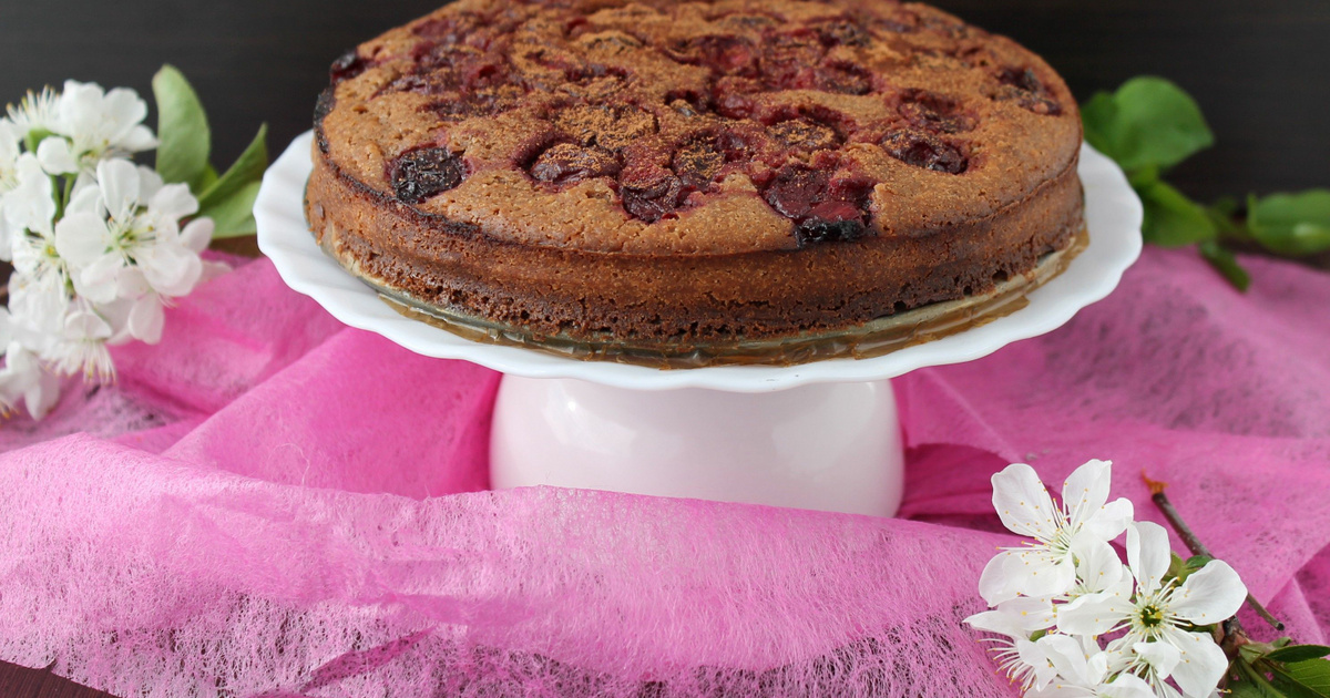 Légiesen könnyű meggyes piskóta egy kis csavarral: darált dió is kerül ...