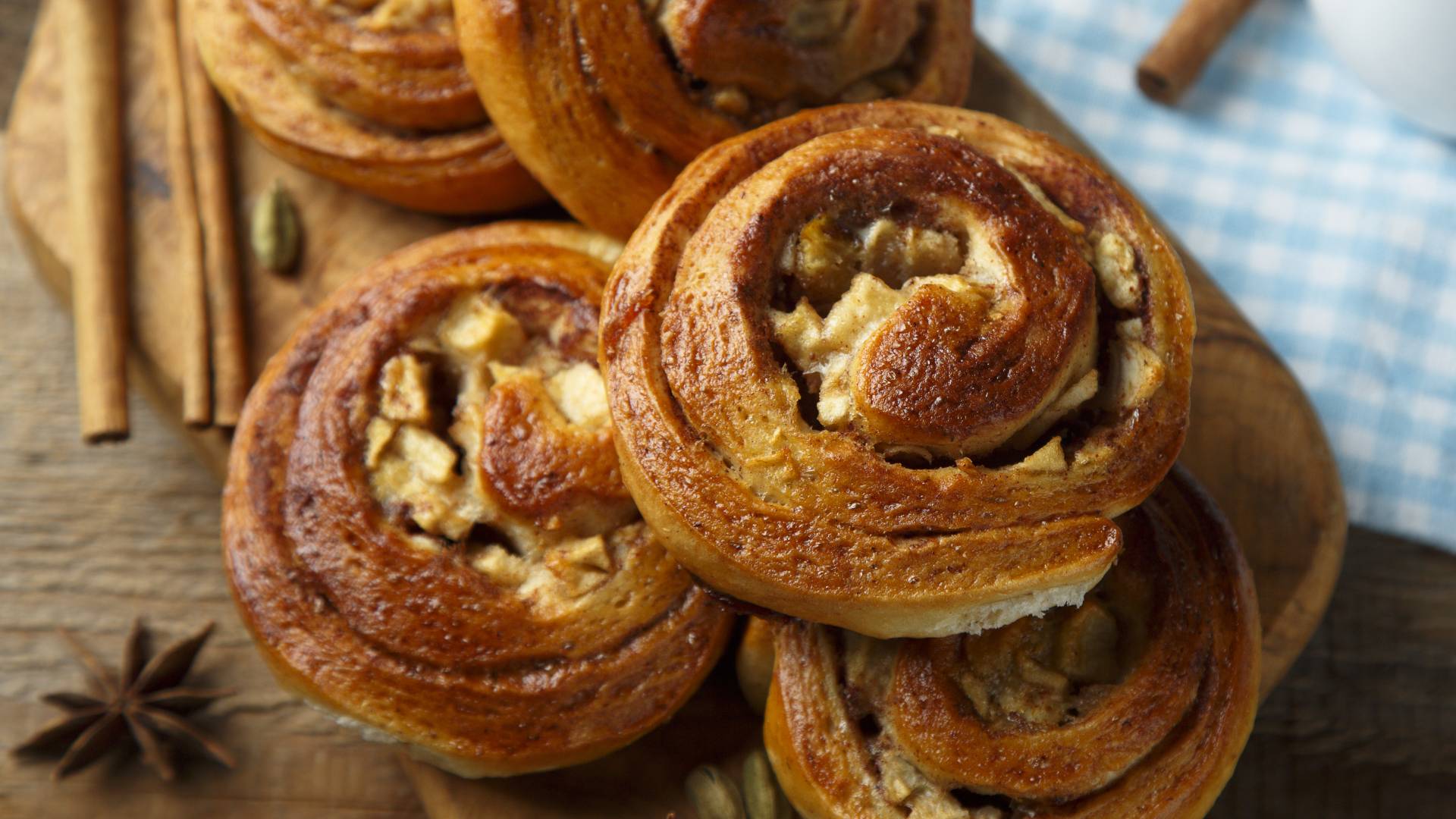 Almás-fahéjas csiga: a foszlós tésztának képtelenség ellenállni ...