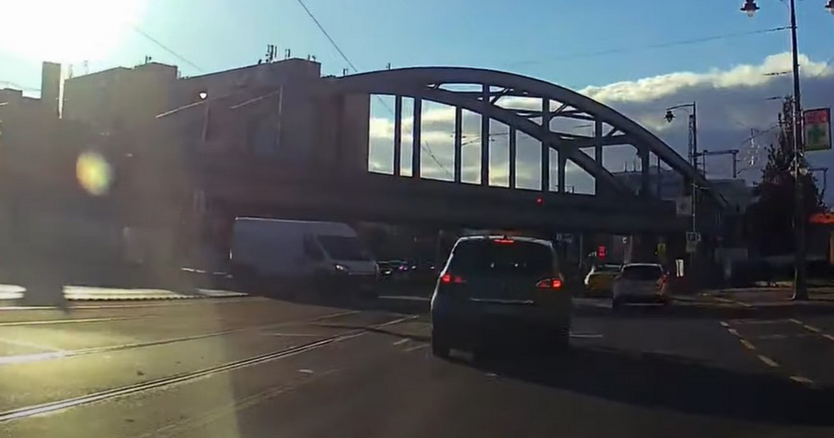 Index - Belföld - Piros lámpa, villamos, zebra – egyik sem érdekelte a ...