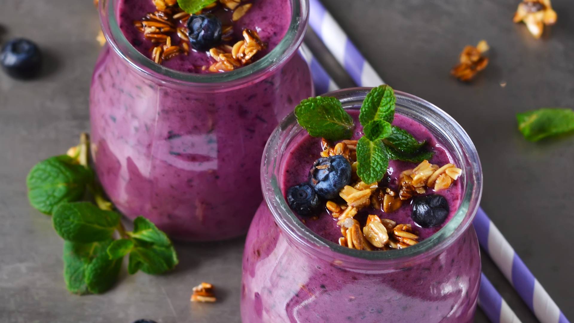 Áfonyás-kókuszos smoothie: selymes innivaló tele antioxidánssal ...