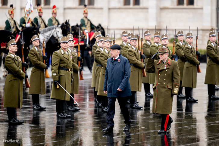 Index - Belföld - Felvonták a nemzeti lobogót - A nemzeti ünnep ...