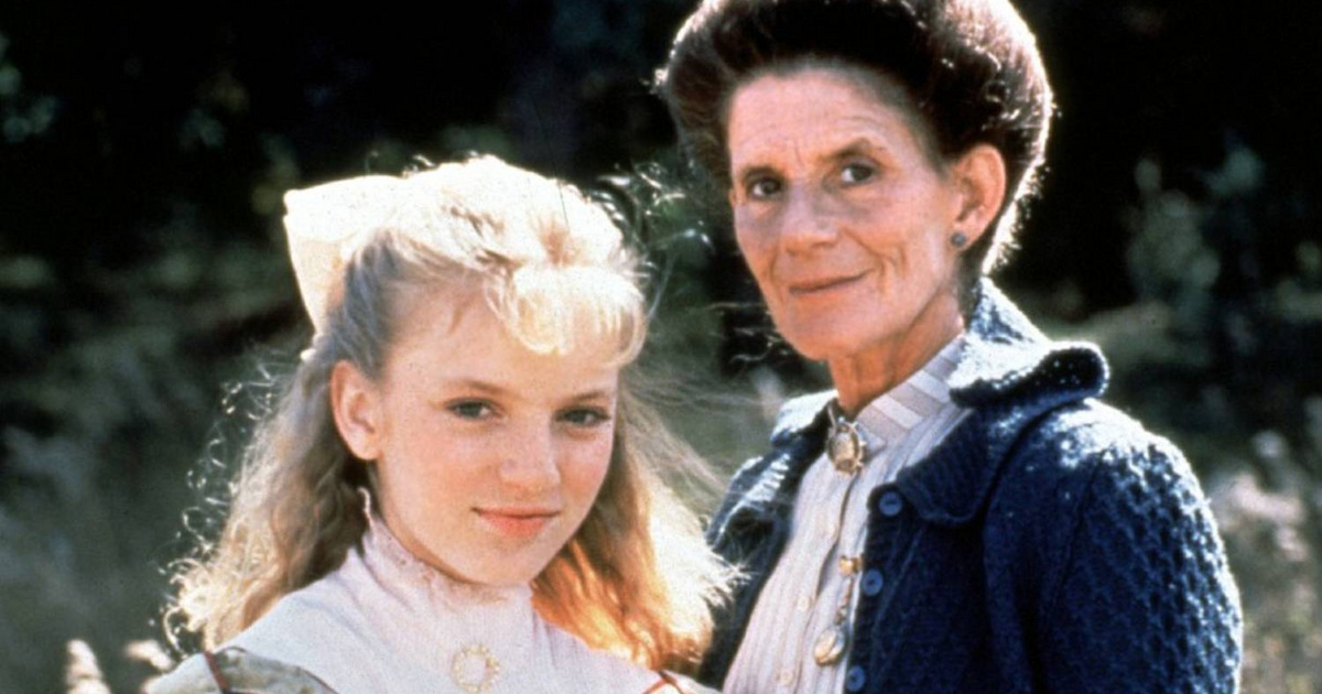 Ő volt a szőke fürtös kislány a Váratlan utazásban: így fest Sarah ...