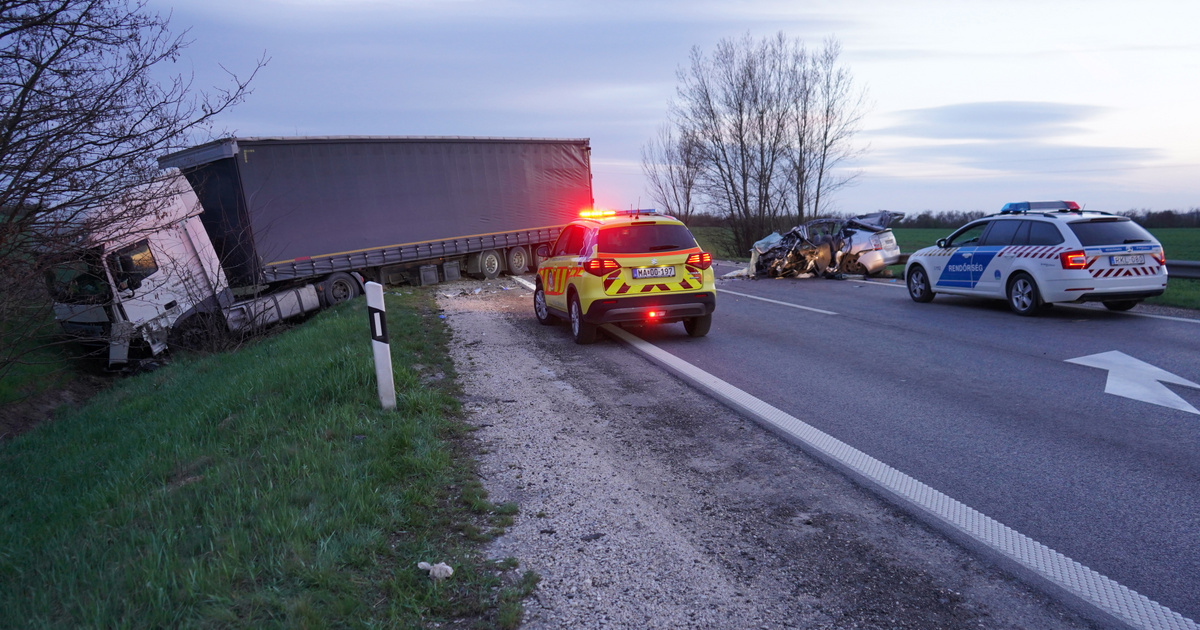 Index - Belföld - Kamionnal ütközött egy autó az M2-esen, ketten meghaltak