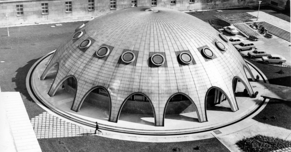 Miközben Szikora Robi a Pecsában énekelt, megérkezett Budapest fölé a ...