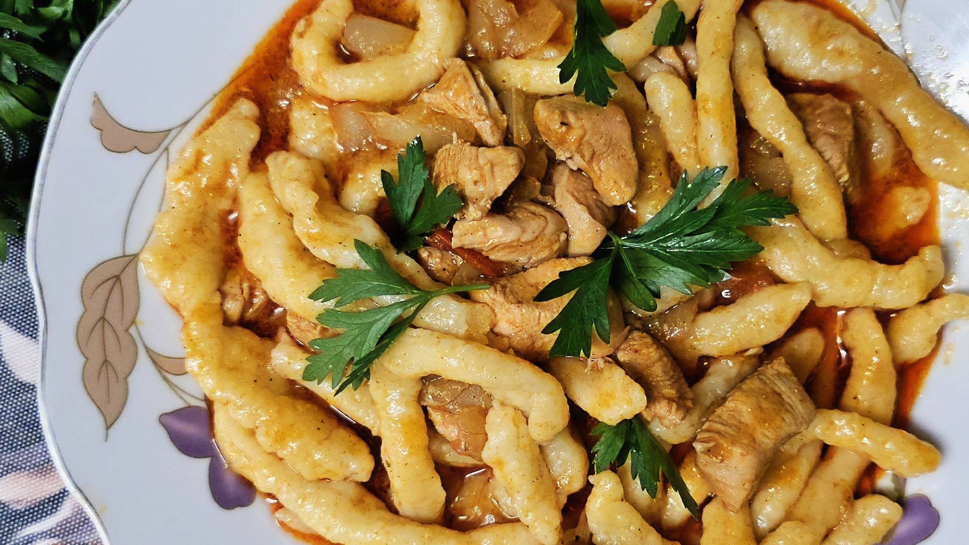 Így készül a cigány húzott tészta: szaftosabb ételek mellé tökéletes ...