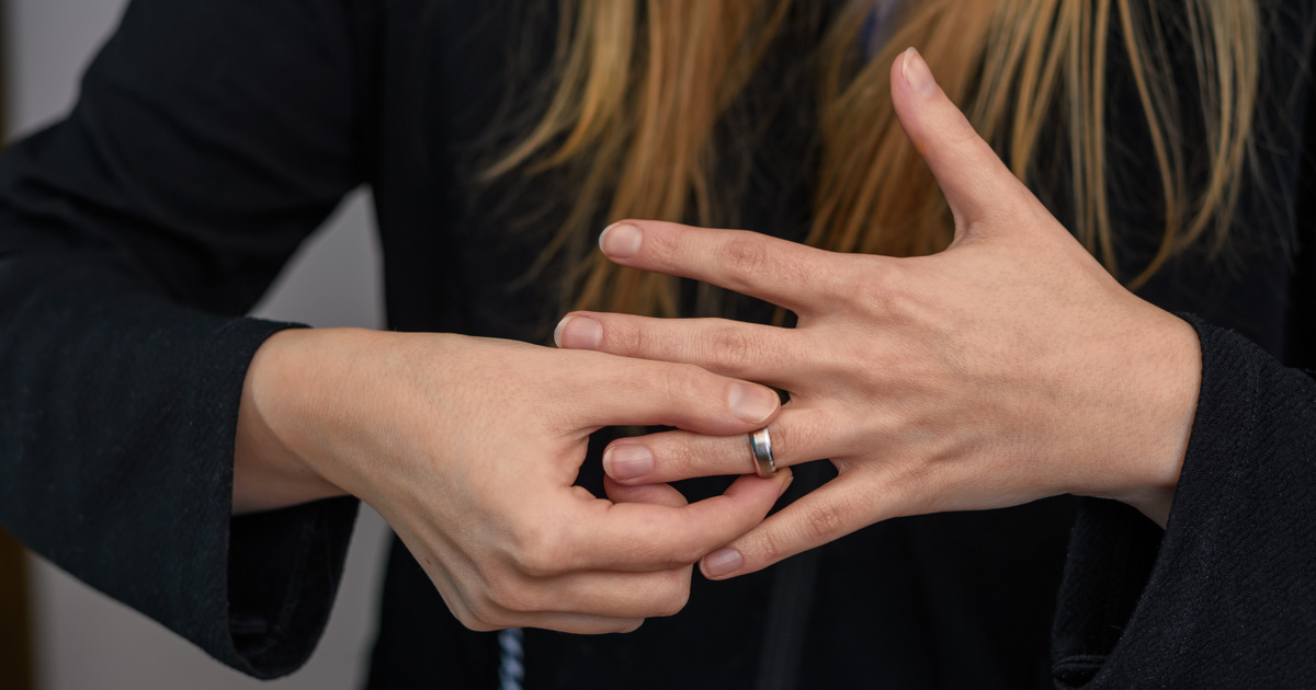 Van megoldás: ez segíthet, ha nem jön le a gyűrű az ujjadról - Dívány