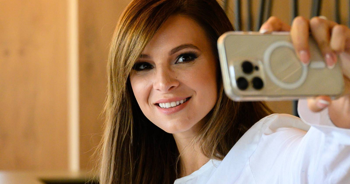 Sarka Kata miniruhában karcsúbb, mint valaha: modellfotóin szinte fel ...