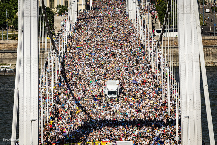 Index - Belföld - A menet eleje átért a hídon - Az Index tudósítása a ...