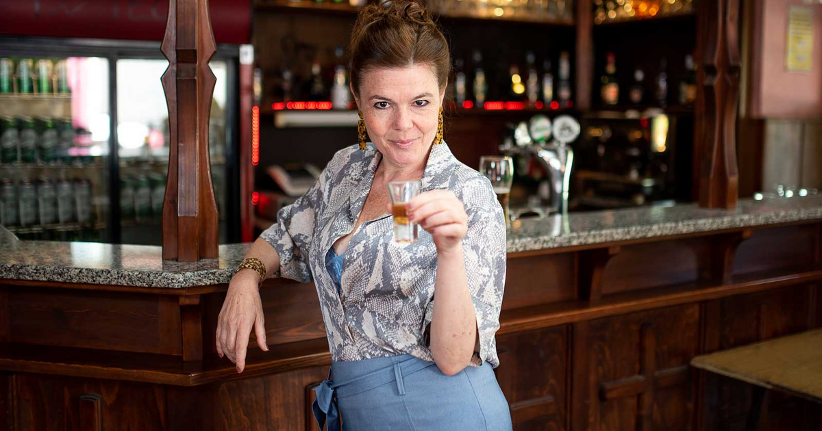 Íme A mi kis falunk kocsmárosnéjának gyönyörű lánya: Anna követte az ...